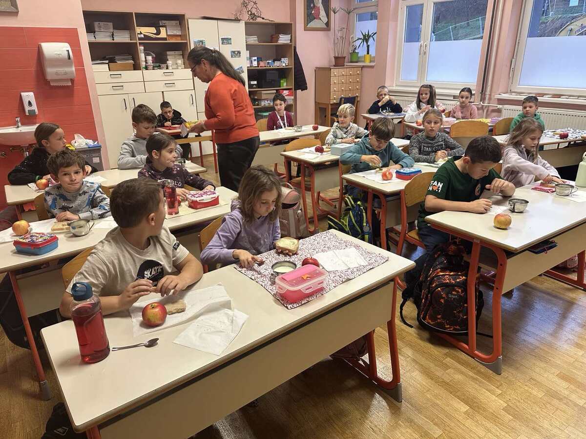 Med domačih čebelarjev so zajtrkovali tudi na OŠ Dragotina Ketteja ...