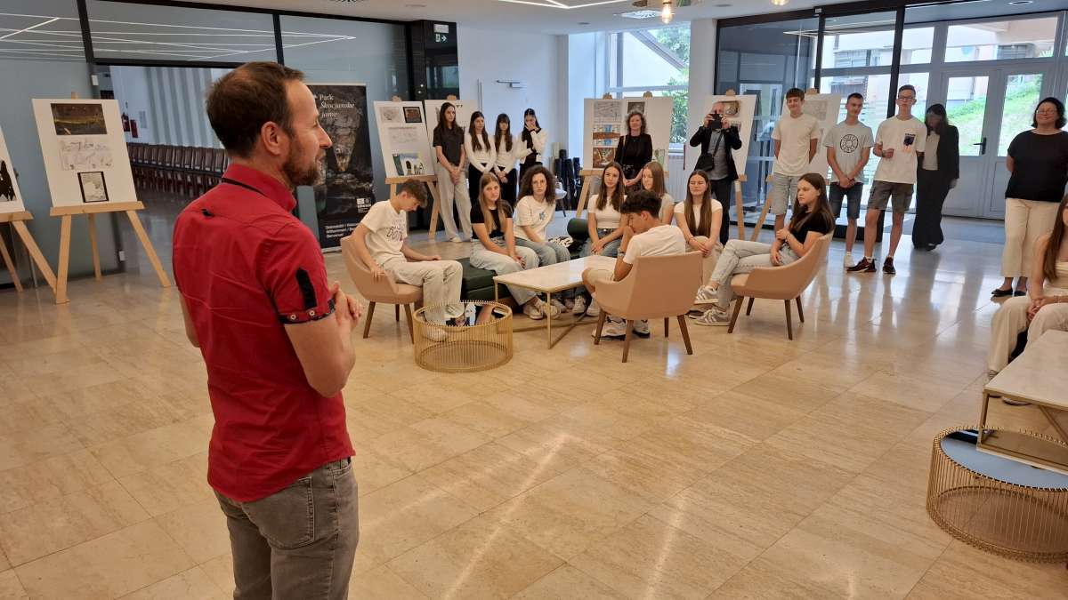 Župan podelil zlate petice 21 devetošolcem - ilirska-bistrica.si