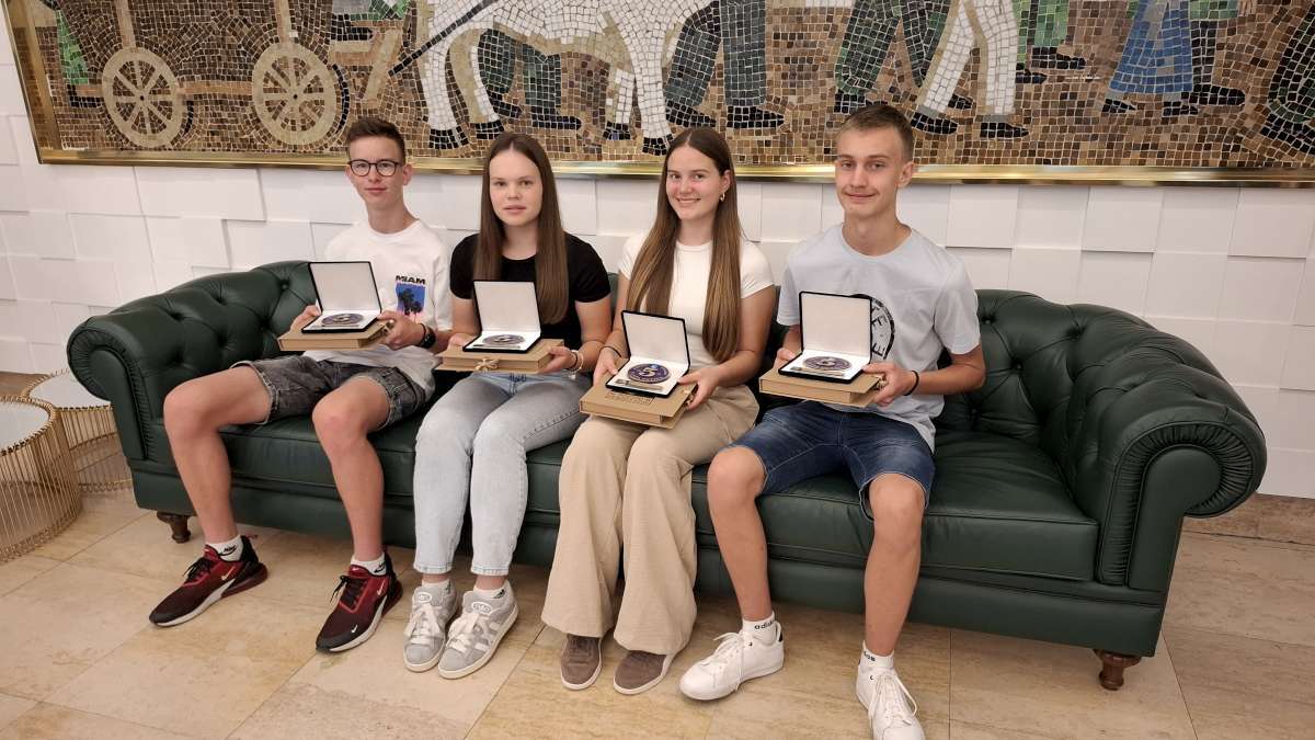 Župan podelil zlate petice 21 devetošolcem - ilirska-bistrica.si